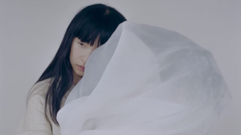 Ichiko Aoba te sumerge en las profundidades del océano con Luminescent ...